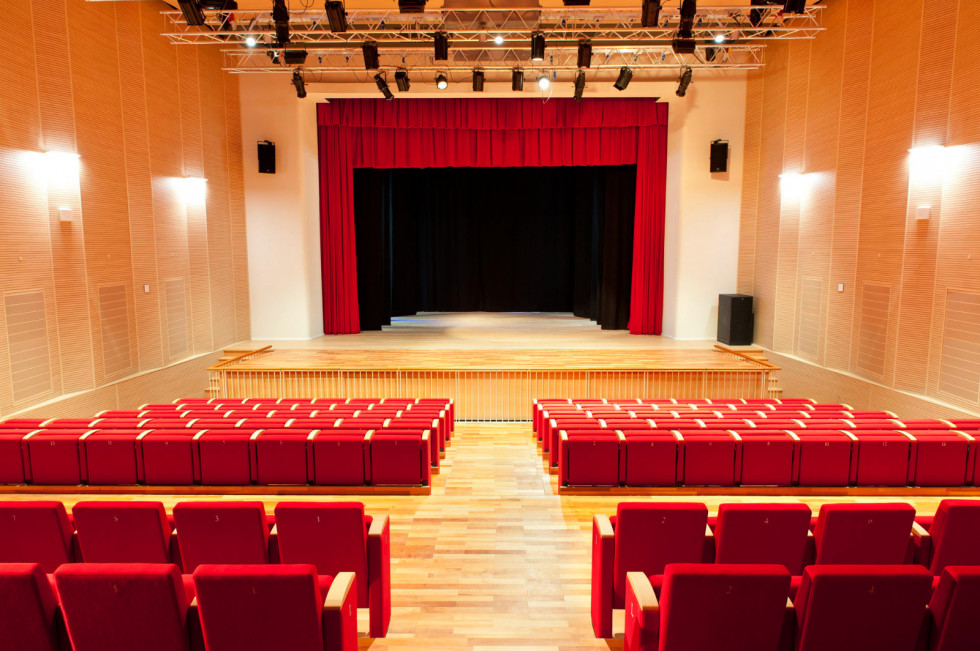 Poltrone auditorium per il Teatro-Cinema-Auditorium Radar di Monopoli ...